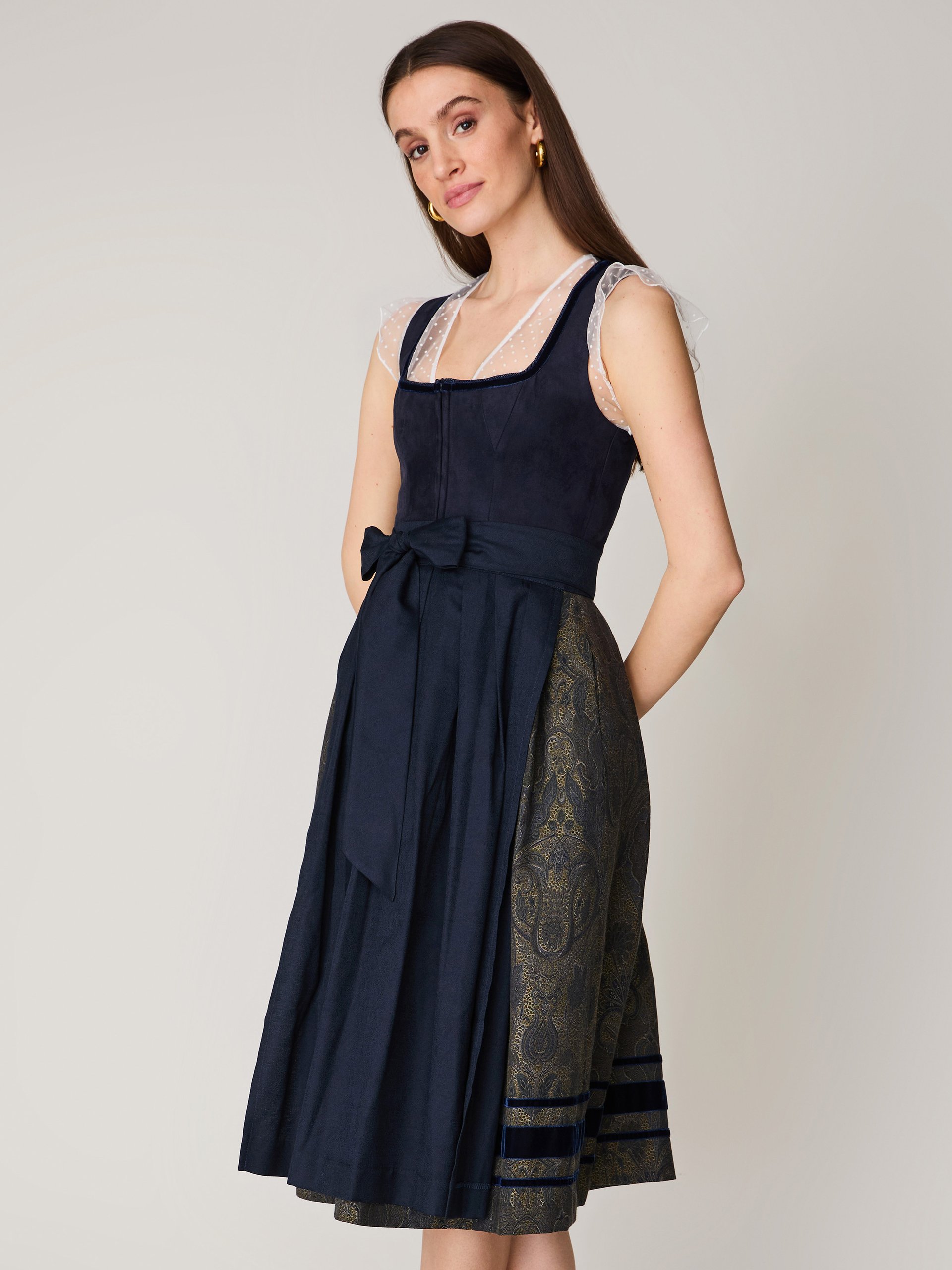 Samtdirndl Modelle 2025 kaufen | LIMBERRY