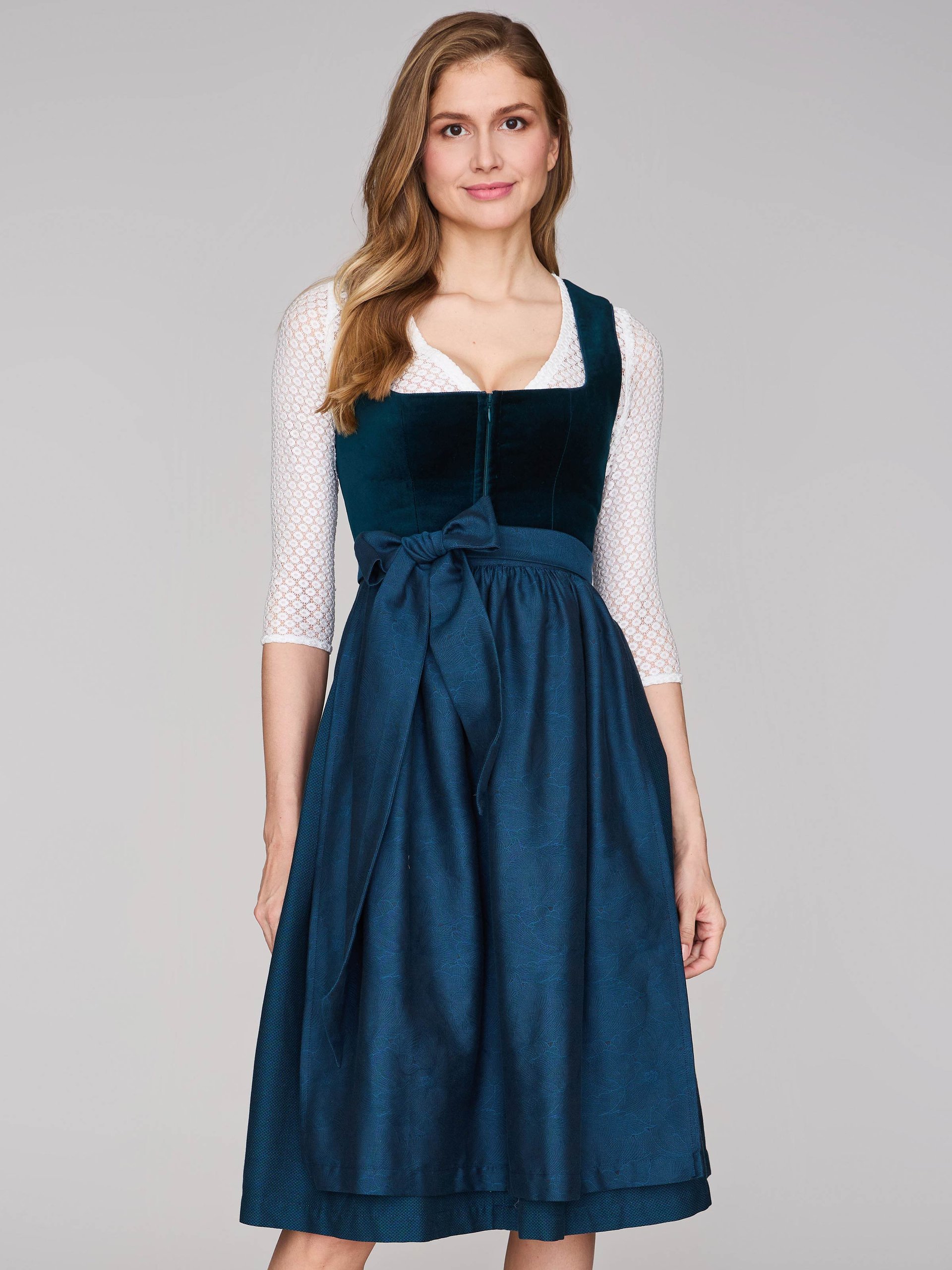 Einzigartige blaue Dirndl entdecken | LIMBERRY