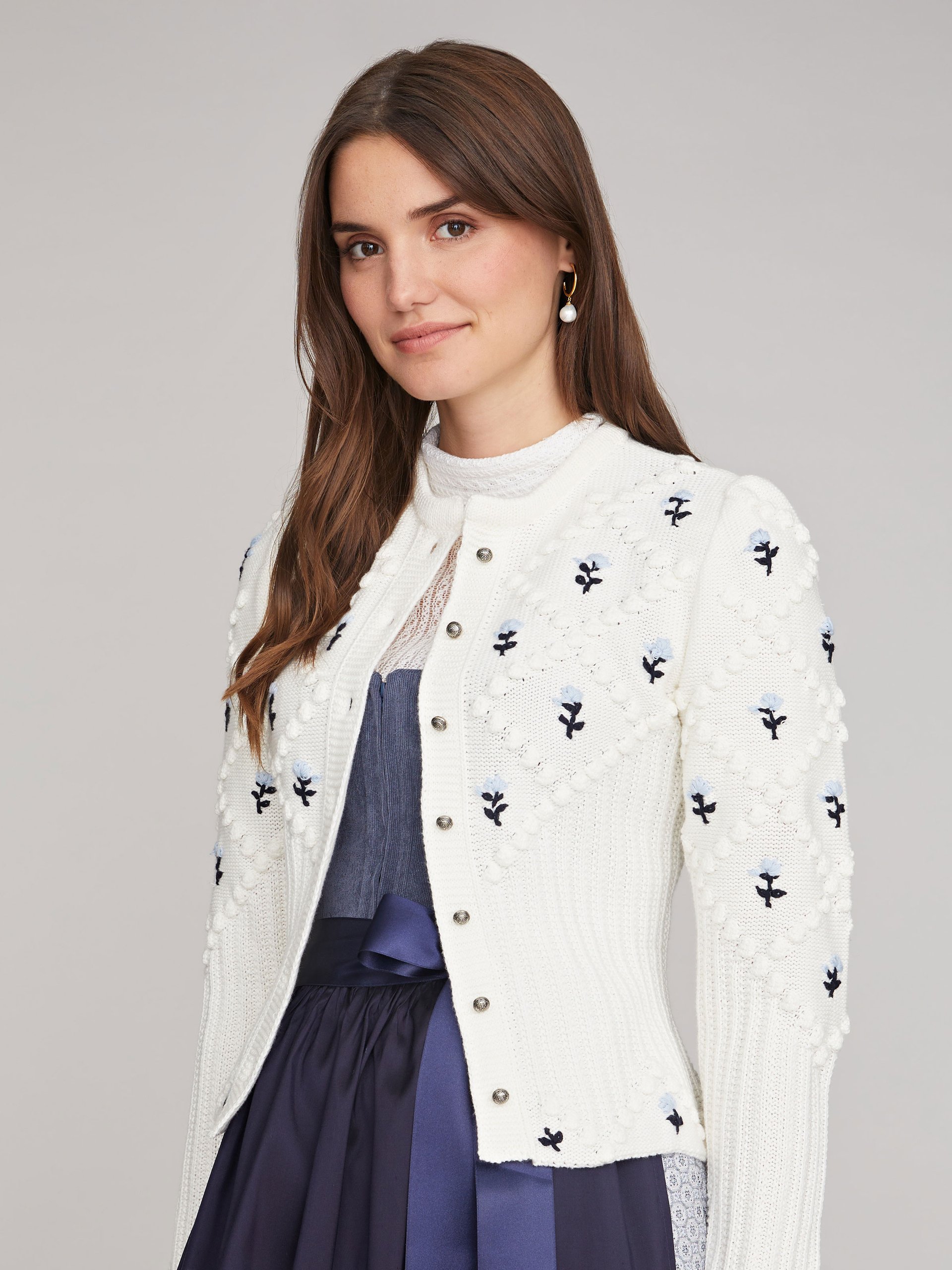 Cremeweiße Strickjacke mit rosa Blumenstickerei | LIMBERRY