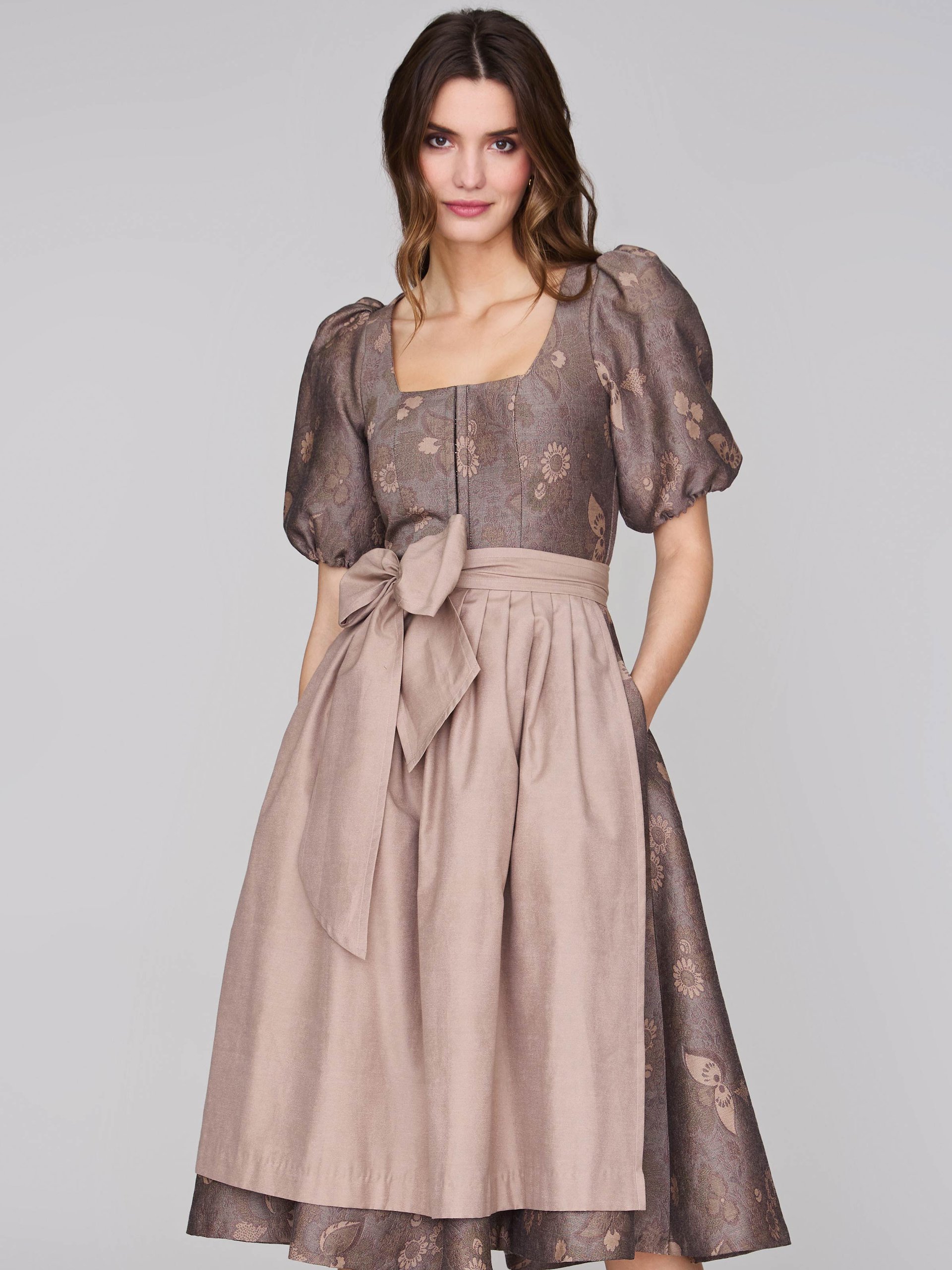 Dirndl Mit Langen Armeln