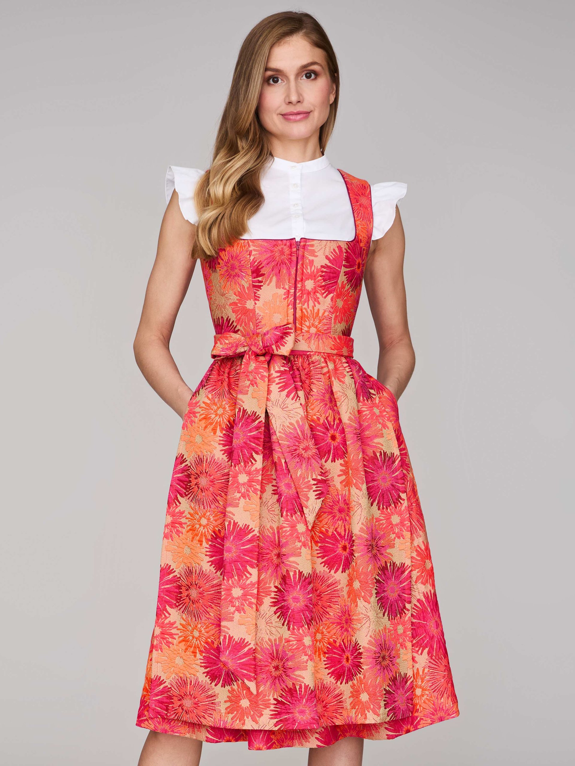 Apricot-farbenes Dirndl mit Blumenmuster | LIMBERRY