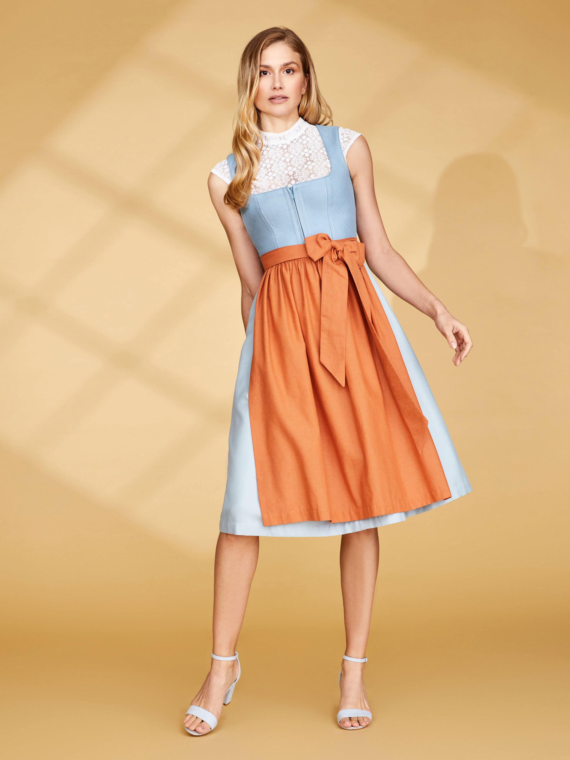 Wunderschöne blaue Dirndl entdecken | LIMBERRY Wunderschöne blaue Dirndl entdecken | LIMBERRY